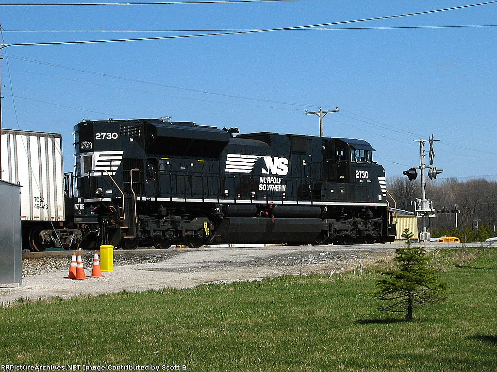 NS 2730 NS 252 heads towards Detroit